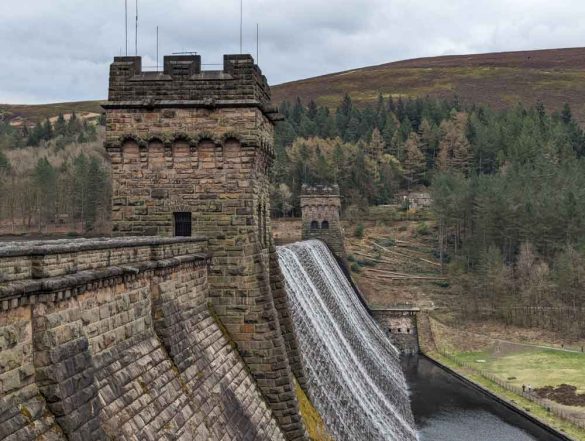 An exhilarating walk to Alport Castles, Derbyshire - Chimptrips