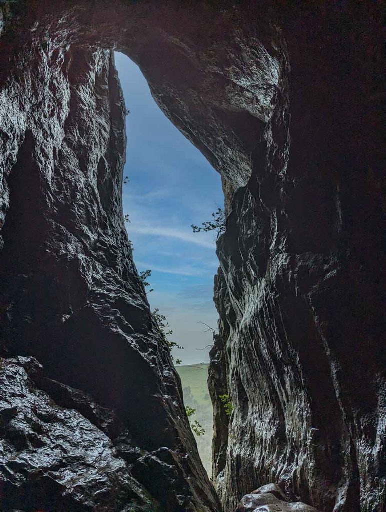 A short walk to Thor's Cave, Peak District - Chimptrips